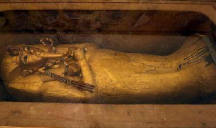 Queen Nefertitis Tomb May Be Hidden Near Tutankhamuns