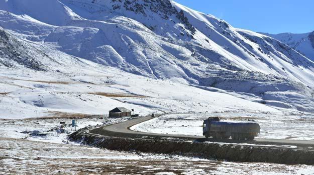9 mesmerizing pics that sum up the beauty of mountain passes in India ...