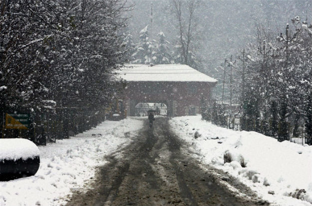 Srinagar receives first snowfall of the season ending dry spell. VIEW ...