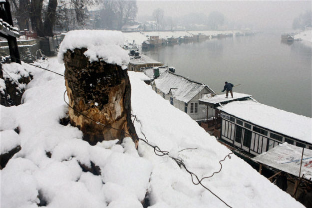 Srinagar receives first snowfall of the season ending dry spell. VIEW ...