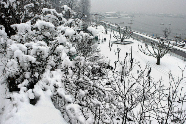 Srinagar receives first snowfall of the season ending dry spell. VIEW ...
