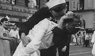 World War Ii Kiss Picture : Latest News, Videos and Photos on World War ...
