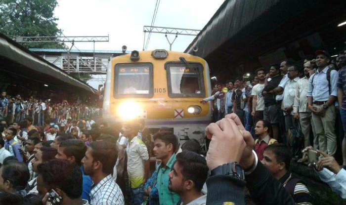 Mumbai locals: Central Railway line disrupted due to rail fracture ...