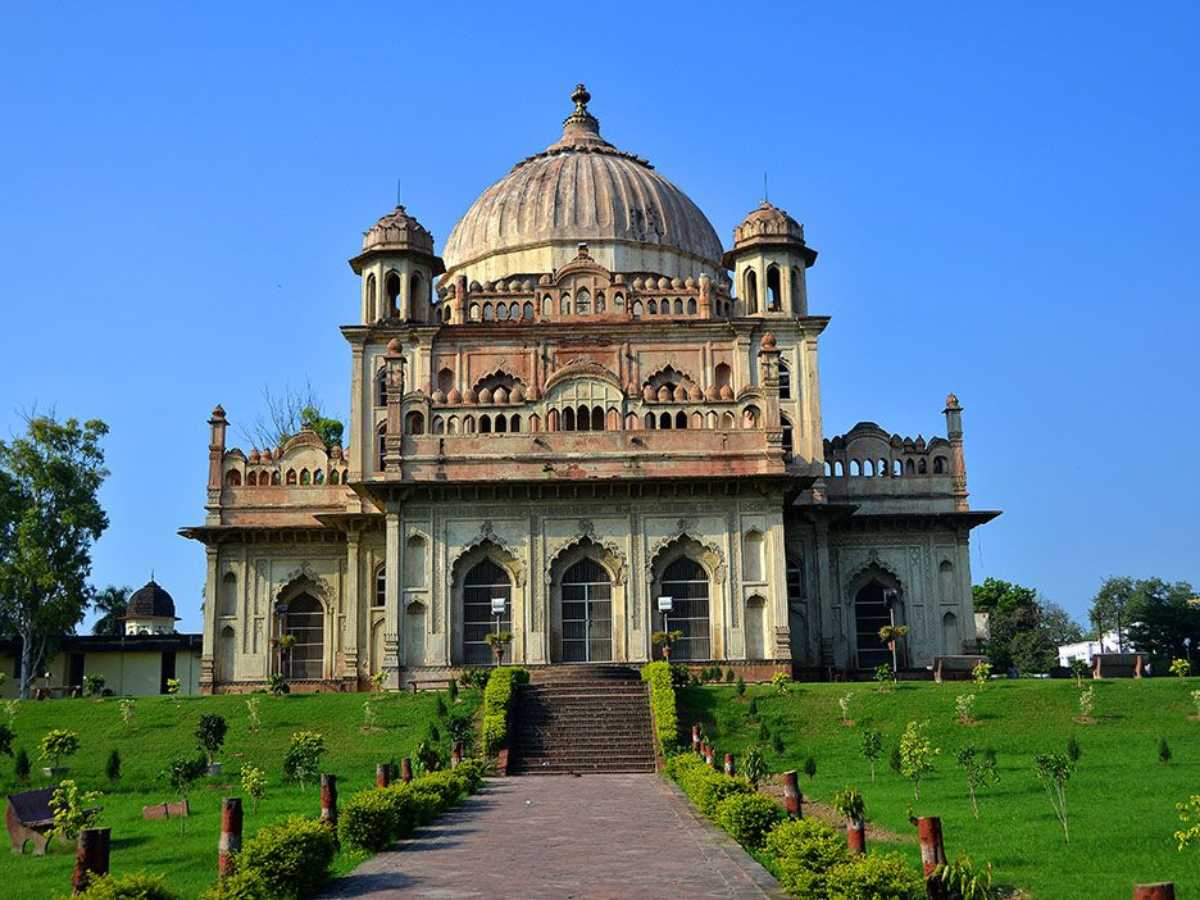 Lucknow On A Budget? Here’s How To Feel Nawabi Without Spending Big!