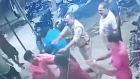 Fight In Front Of Police Officer News in Hindi, Latest Fight In Front ...